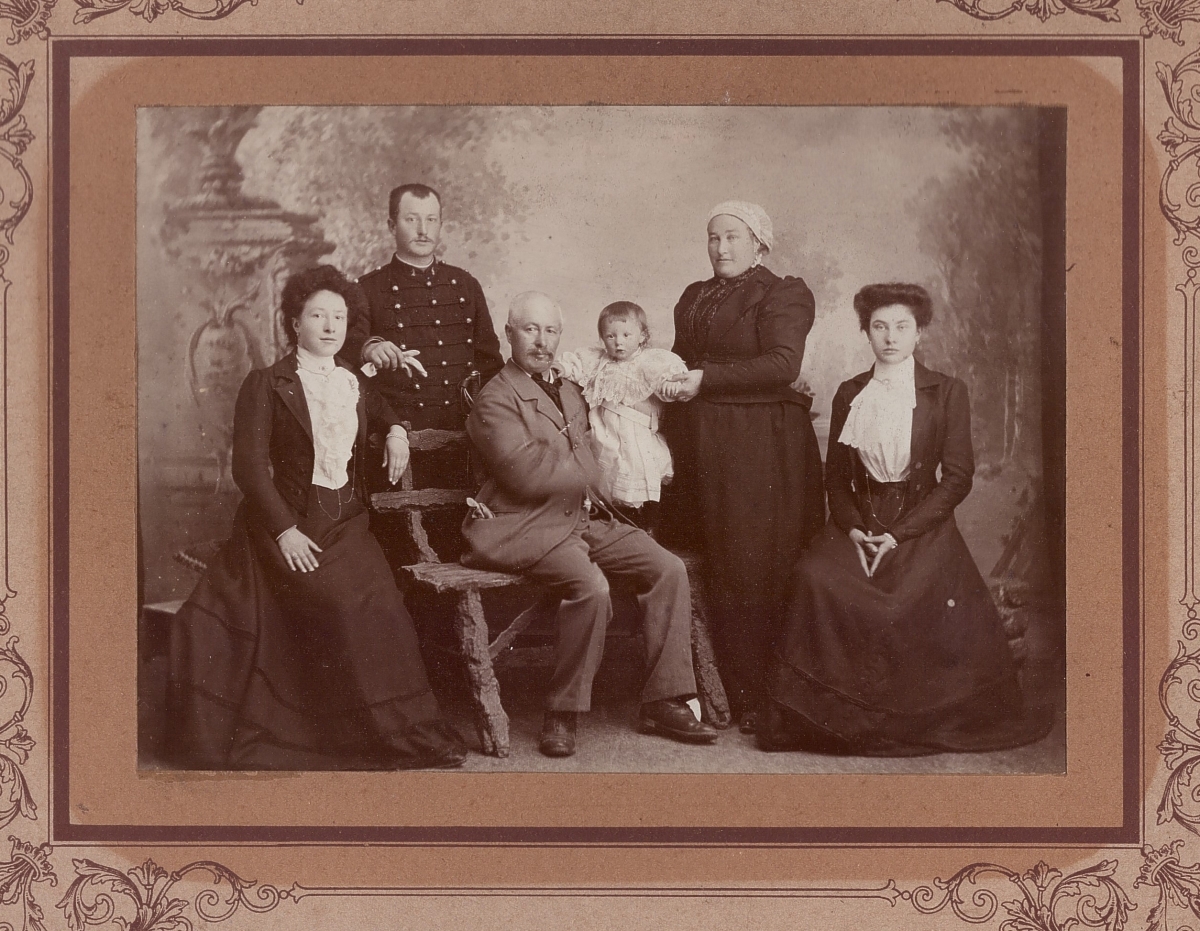 Portrait de famille en atelier — Portrait Sépia