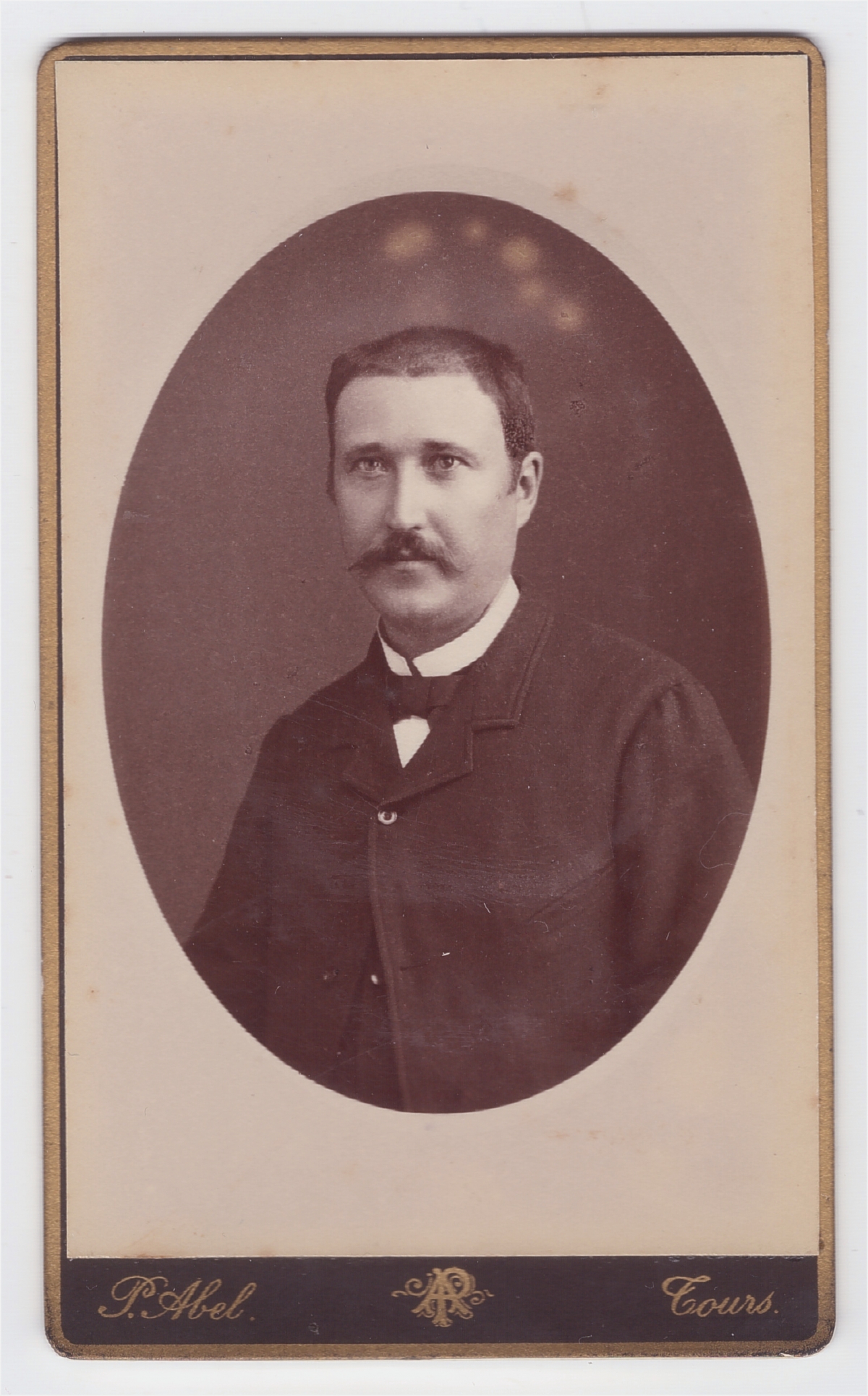 Homme moustachu cheveux courts — Portrait Sépia